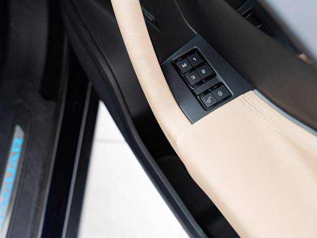 ジャガー Fペイス ピュア 4.5万Km 329.9万円(愛知県)[126]の中古車詳細｜愛知県のジャガー・ランドローバー 天白｜中古車の【ネ ...